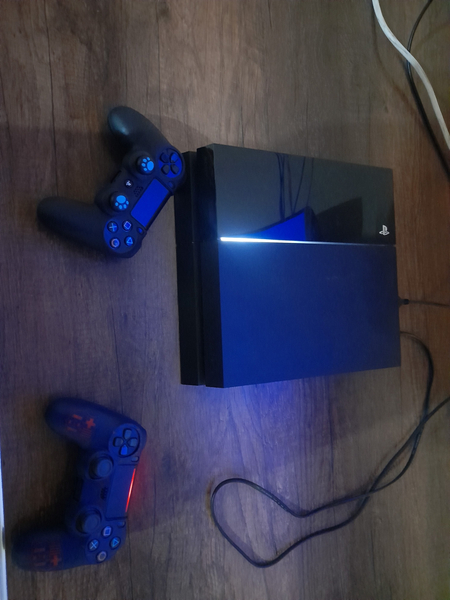 Playstation 4 | 500 GB | 2 original pulti bilan