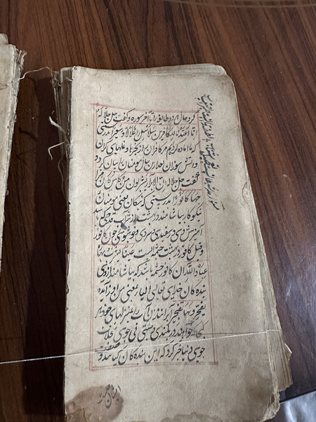 Маленькая старинная книга с печатью
