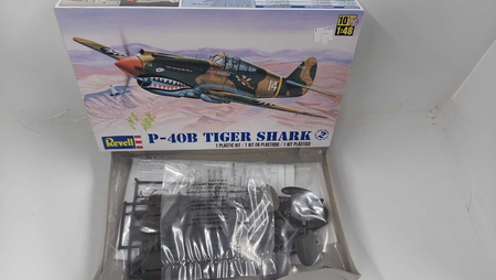 Продаётся Сборная модель самолета P-40B TIGER SHARK в масштабе 1:48