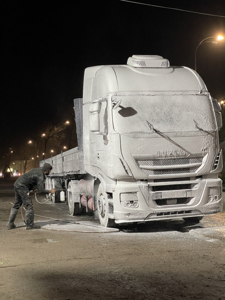 Iveco sotiladi pritsepi bilan