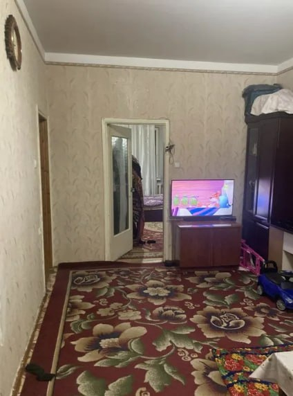 Чиланзар 20Д квартал 2-х ком 2 этаж 50м²