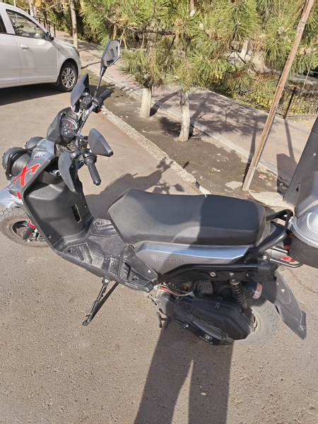 Minion skutr benzinli xolati ideal 1400 km yurga