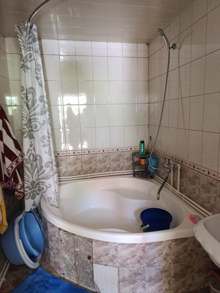 3 сотки 2 дома по 2 и 4 комнаты.вдоль дороги под бизнес.Миробад Эгерг.