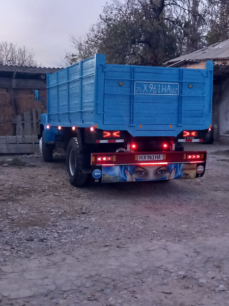 Sotiladi  danlida yuribdi xechqanaqa aybi yoq naxtga sotladi