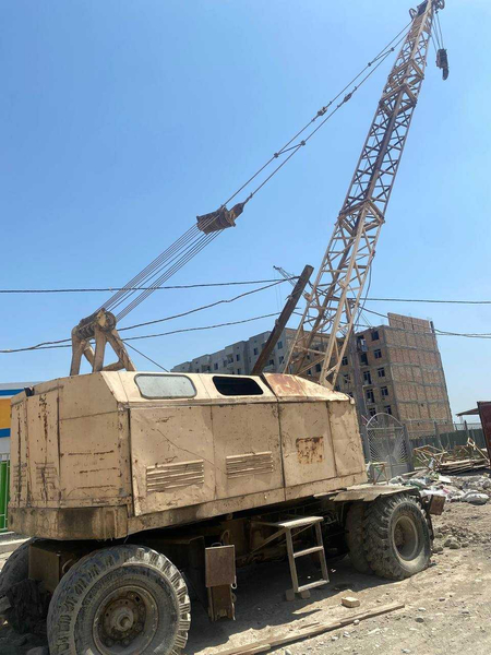 Kran, 3 tonna yukni ko'tarib aylanib harkatlanadi