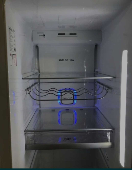 Холодильник двухкамерный LG No frost system.