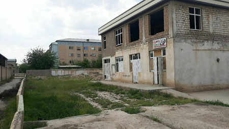 Нотурар бино сотилади