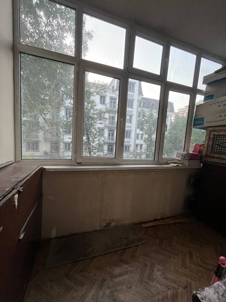 Чиланзар 10.  Продажа 2 х комнатная срочно