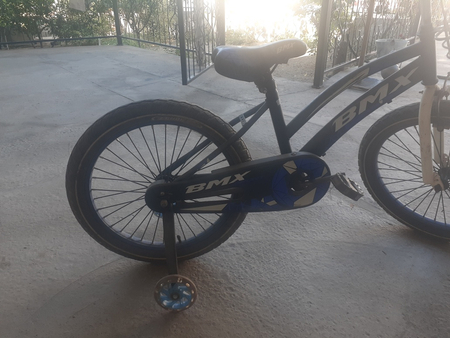 Velosiped sotiladi holati zo'r. Qiz bola mingan. Akkuratno minilgan...