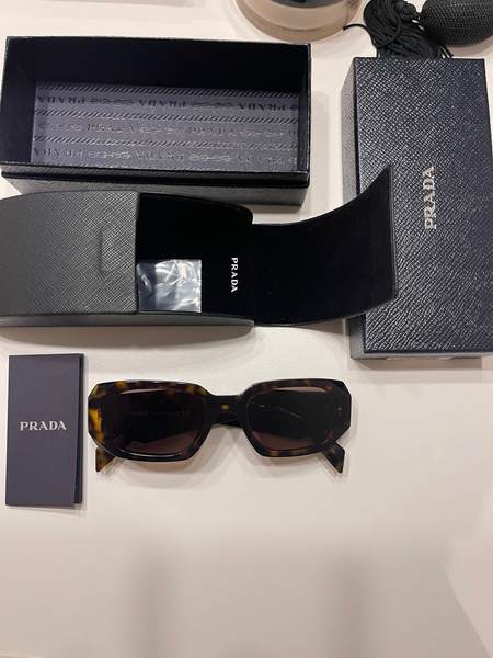 Солнцезащитные очки Prada