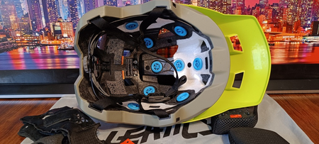 Шлем mtb dh oт бренда LEATT