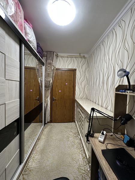 2 xona 3 xona qilingan. Mebel texnika qoladi. Katta balkon.
