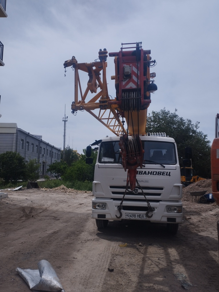 Kamaz kran  sotiladi 25 tonnalik holati alo tel .narxi  kelishiladi
