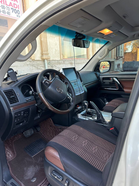 Tayota land cruiser 200