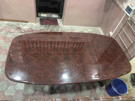 Продается стол для гостиной в хорошем состояние