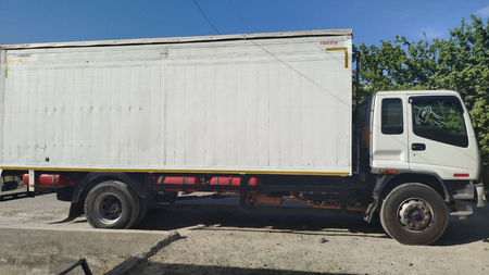 Katta Isuzu usti kòtarilgan