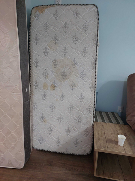Продам б/у мебель диван и матрасы.