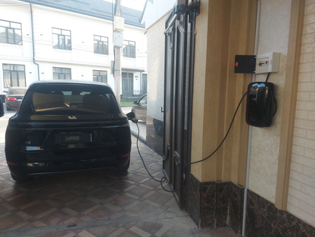 Установка зарядка для электромобиля. Elektromobil zaryadkasi o'rnatish
