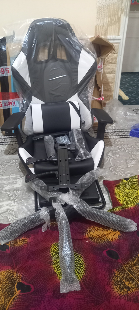 Yangi kreslo hali ishlatilmagan karopkada turibdi. Yig\\\'ilmagan holatda