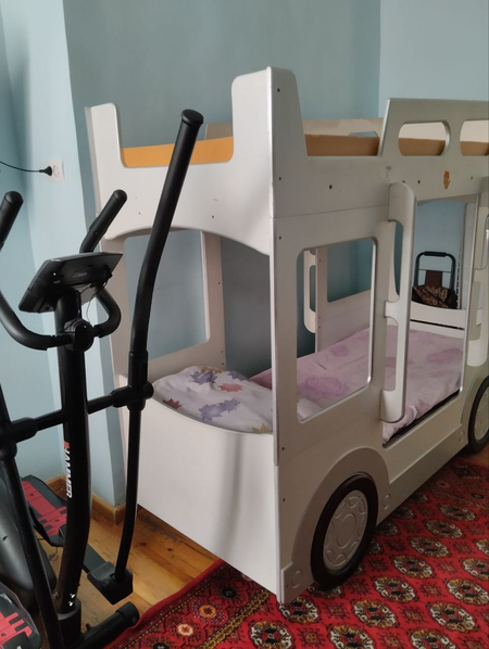 Двухъярусная кровать из дерева