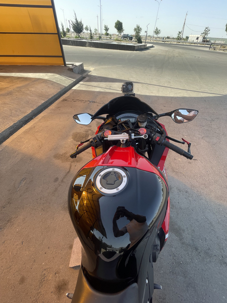 Kawasaki zx10r sotiladi.