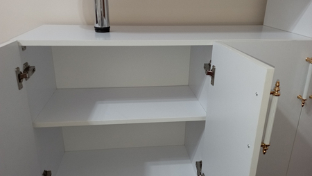 Kiyimlar uchun mebel. Ustki qismi esa dazmol uchun