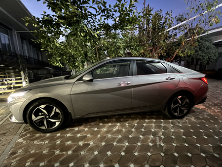 Hyundai Elantra 2.0 full komplektatsiya sotiladi