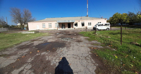 Нотурар йер ва бино сотилади. Йер майдони 53 сотик бино 582кв.