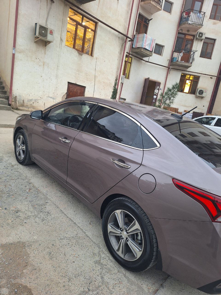 Hyundai accent sotiladi
