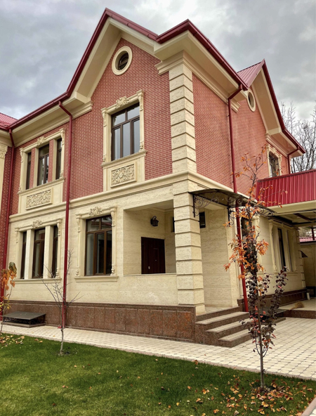 Два новых дома на одном участке 9 соток по улице Циолковского.