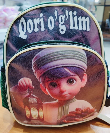 Bolalar ismlari yozilgan sumkalar.