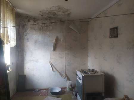 Срочно продаётся 2 х ком квартира.  Город Чирчик 4-тый этаж без ремонт