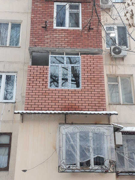 Кладка кирпича на балконе.