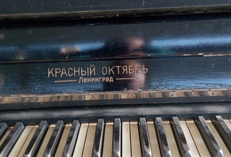 Пианино красный октябрь сотилади