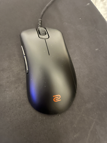 Продается оригинальная игровая мышь Zowie ec1-c с коробкой.