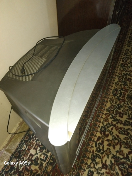 sotiladi TV uzuni 80 eni 60