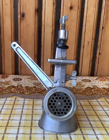 Продаю ручную мясорубку и лапшерезку