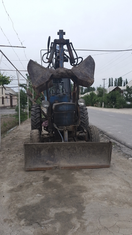 Traktor be hijolat ishlab turgan narsa