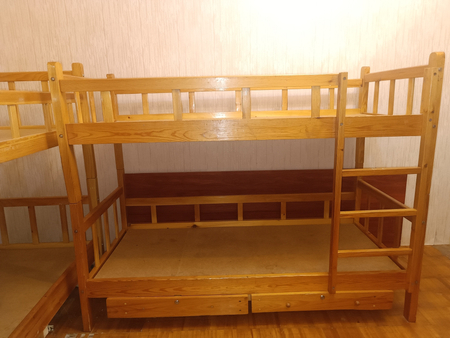 Продаются две двухъярусные деревянные кровати.  Цена за одну кровать.