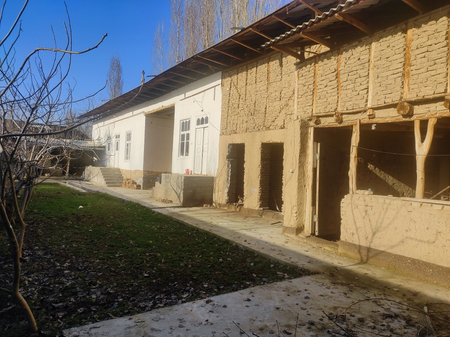 Uychi tumanida Xovli sotiladi.  Gaz, svet suv bor