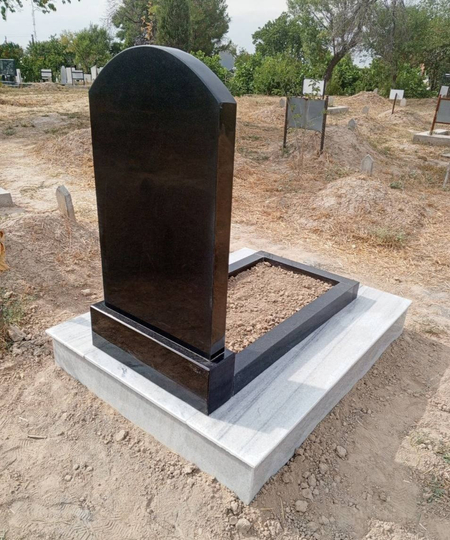 Памятник из чёрного гранита и белого мрамора