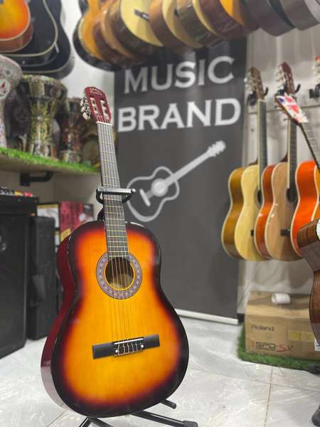 Klassik gitara razmer 40. sifatli va kafolatli.