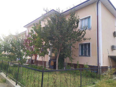 Sirdaryo viloyati Mirzaobod tumani 2-xonali dom 1-etaj, sotiladi.