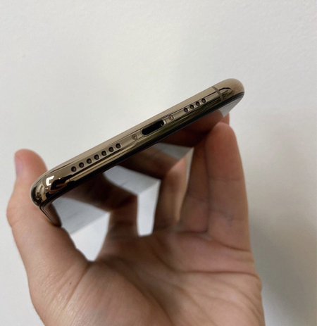 iPhone XS • Yengi Upakofka