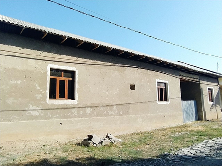 Jizzax shaxar zilol mahallada 9 sotix 5 xonali hovli sotiladi