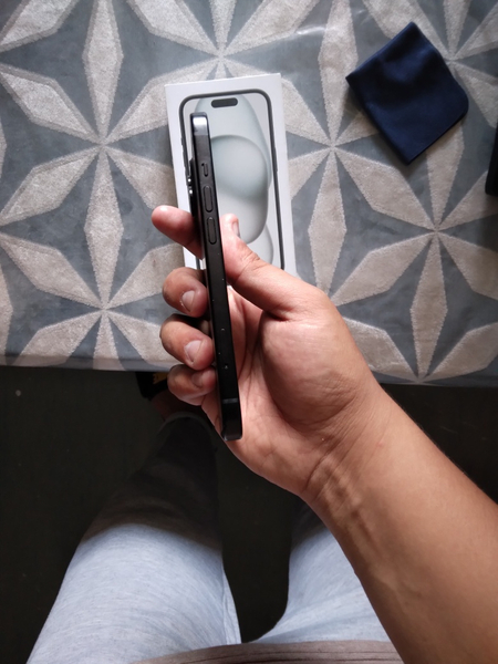 Iphone 15 128gb rangi qora