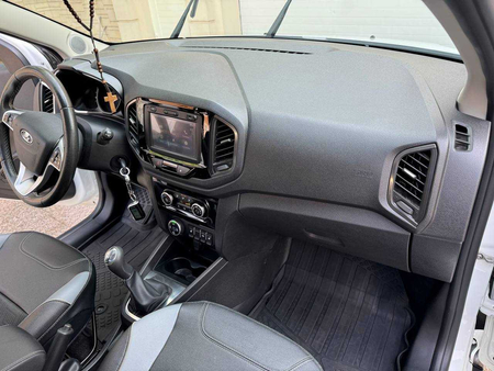 Машина lada Xray Cross