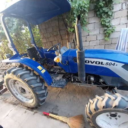 Mini traktor bog'dorchilik uchun mo'ljallangan 50 ot kuchiga ega.