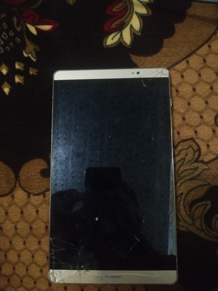 iPad HUAWEI  aybi batareya almashtirish kerek 120ming turadi