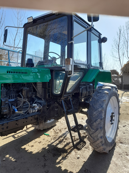 MTZ 80 sotiladi.